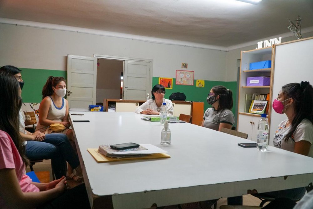 La Inspectora Distrital de Educación se reunió con alumnos y docentes ...
