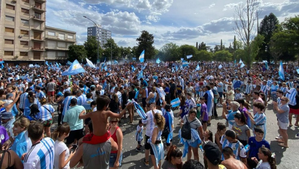 Fiesta popular en las calles de Junín por el título mundial de ...
